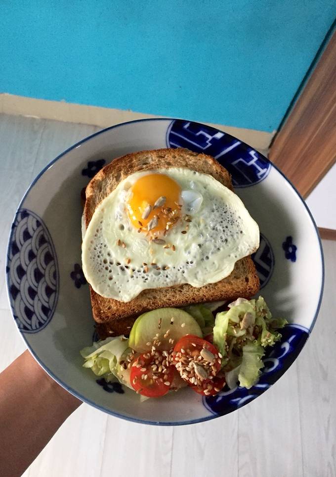 Resep [Menu Diet] Roti Bakar Telur dengan Salad oleh Oka - Cookpad