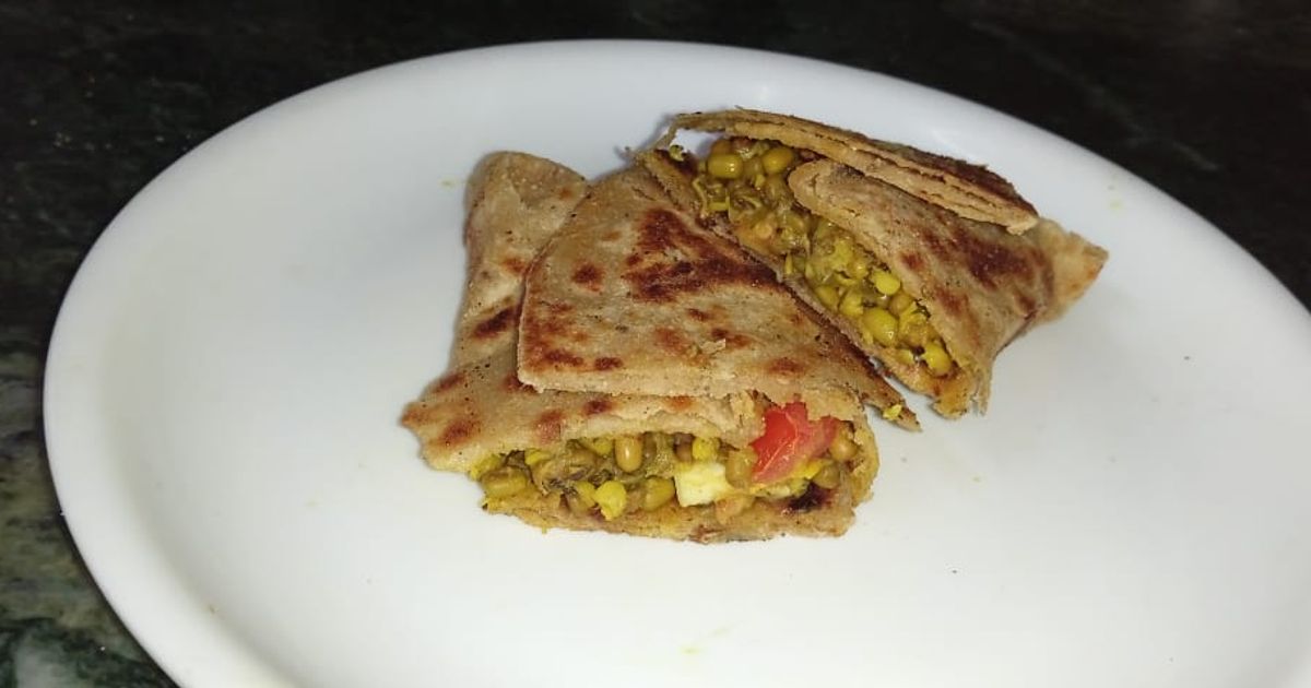 स्प्राउट रोल पराठा (Sprout Roll Paratha Recipe In Hindi) रेसिपी बनाने ...