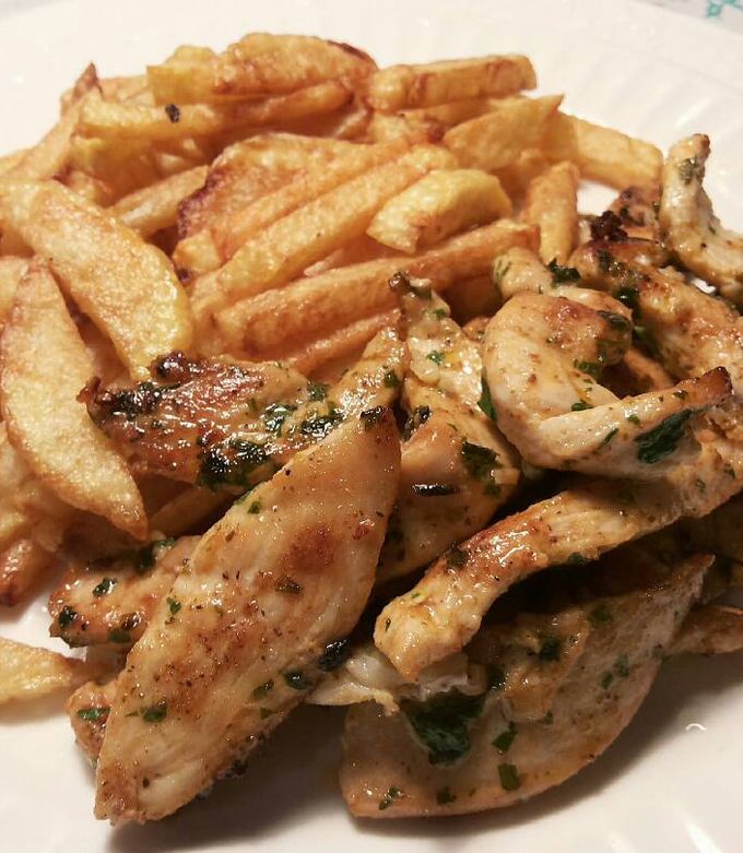 Tiras De Pollo Y Papas Fritas
