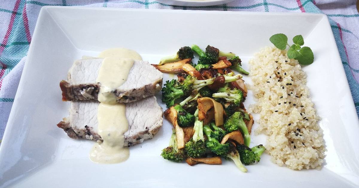 Lomo de cerdo al horno con verduras salteada, quinoa y salsa Receta de ...