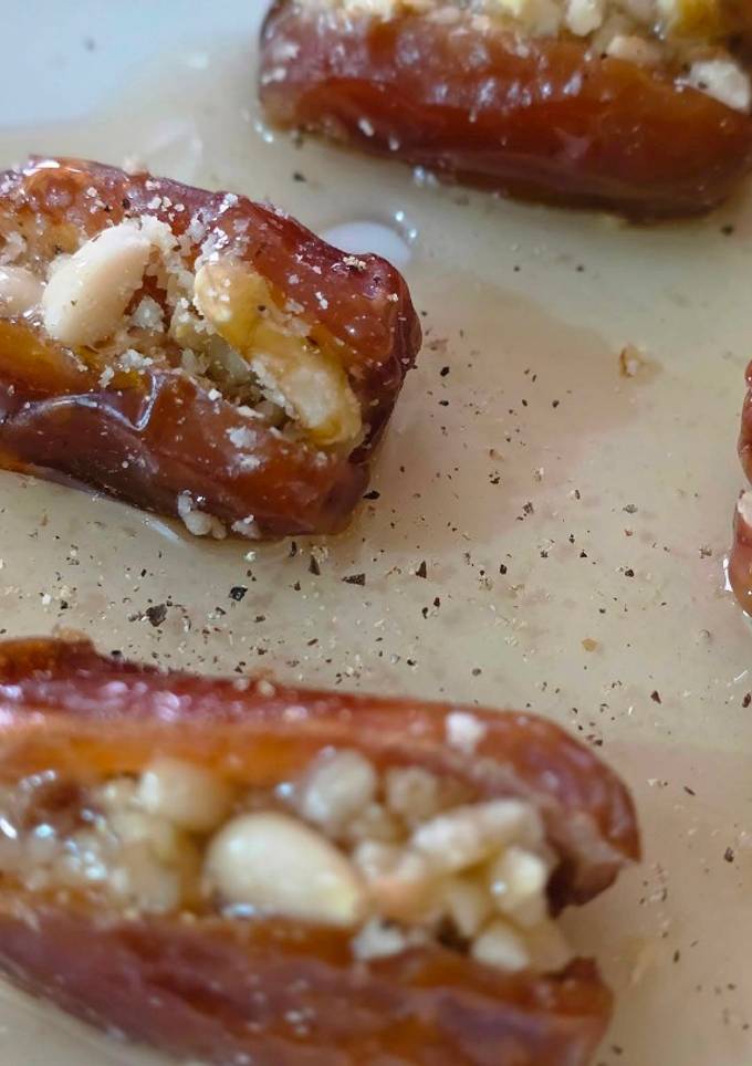 Roman stuffed dates Recipe by Sarvat Hanif - Cookpad