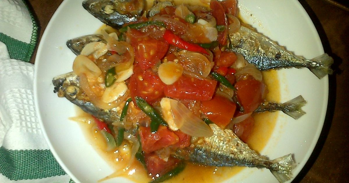 Resep Ikan Gembung Masak Cabe Tomat oleh Nauzaery Setyo - Cookpad