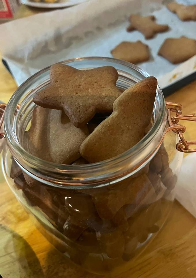 Gingerbread Biscuits Recipe by Okky Septiany - Cookpad