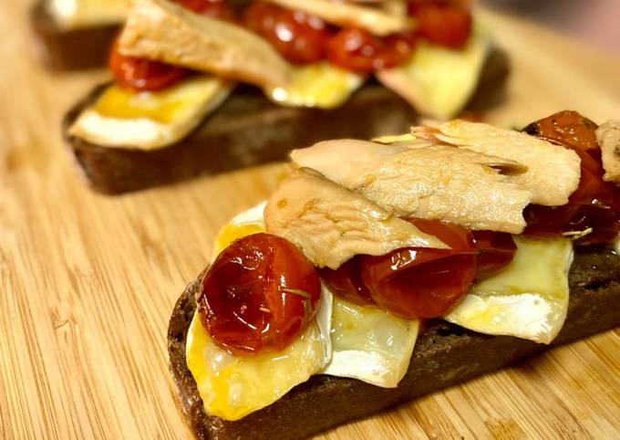 Tostas templadas con brie, tomates confitados y melva Receta de Irene ...