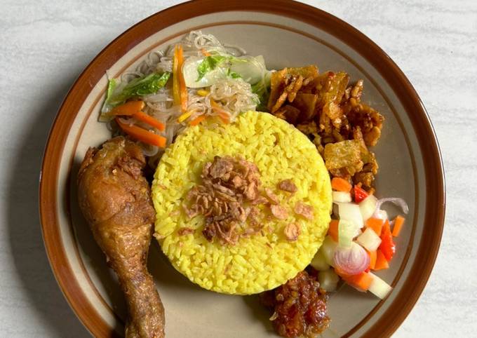 Resep Nasi kuning rice cooker mudah dan enak oleh Endang Yuliani - Cookpad