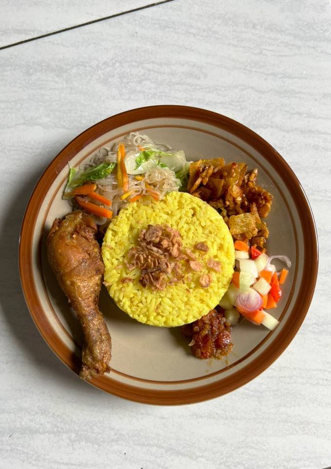 Resep Nasi kuning rice cooker mudah dan enak oleh Endang Yuliani - Cookpad