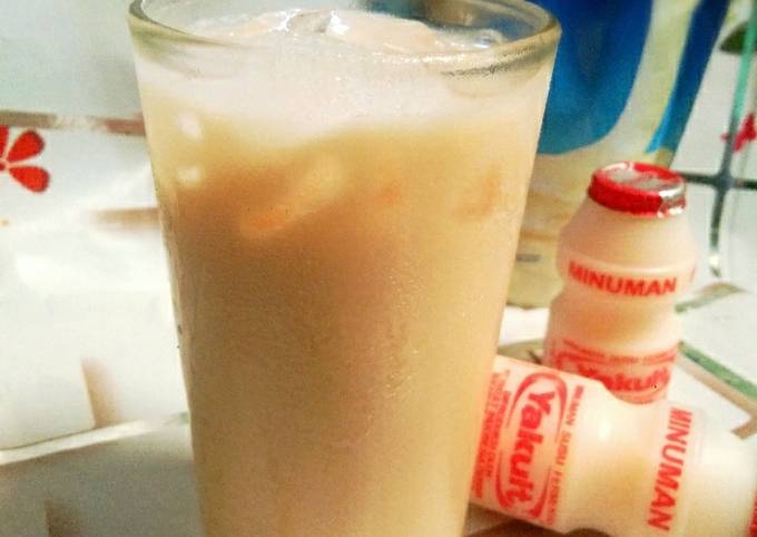 Resep Es teh susu + Yakult oleh Nyanyah - Cookpad