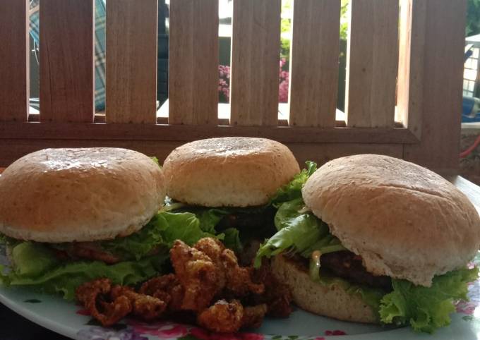 Resep Beef burger oleh atti rochyati - Cookpad