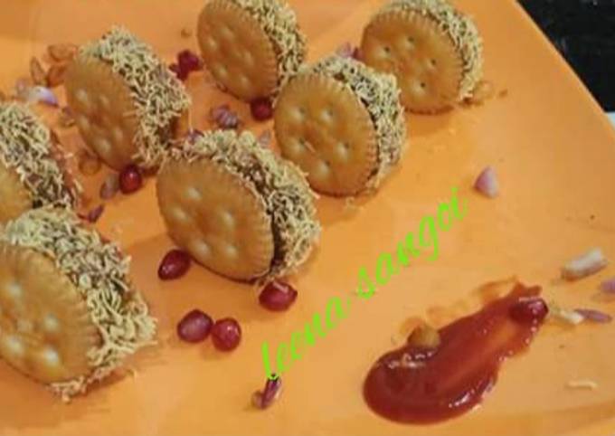 Dabeli biscuit sandwich Recipe by leena sangoi - Cookpad