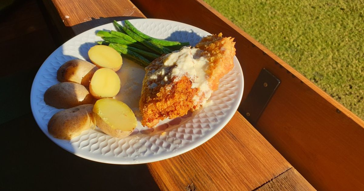 Pulykamell Chips Panírban Burgonyával Zöldbabbal és Sajtszósszal | Benke Máté receptje - Cookpad ...