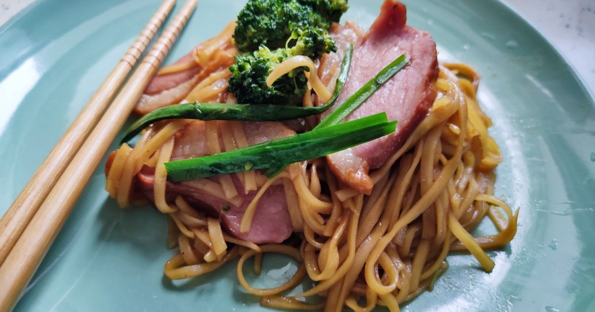 Resep Mie Telor Dengan Bebek Asap Dan Brocoli oleh Ziana Amrullah - Cookpad