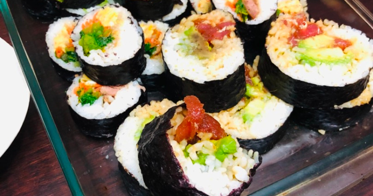 Sushi Nori Maki Con Mayonesa De Lata De Atún Y Lechuga Japonés ...
