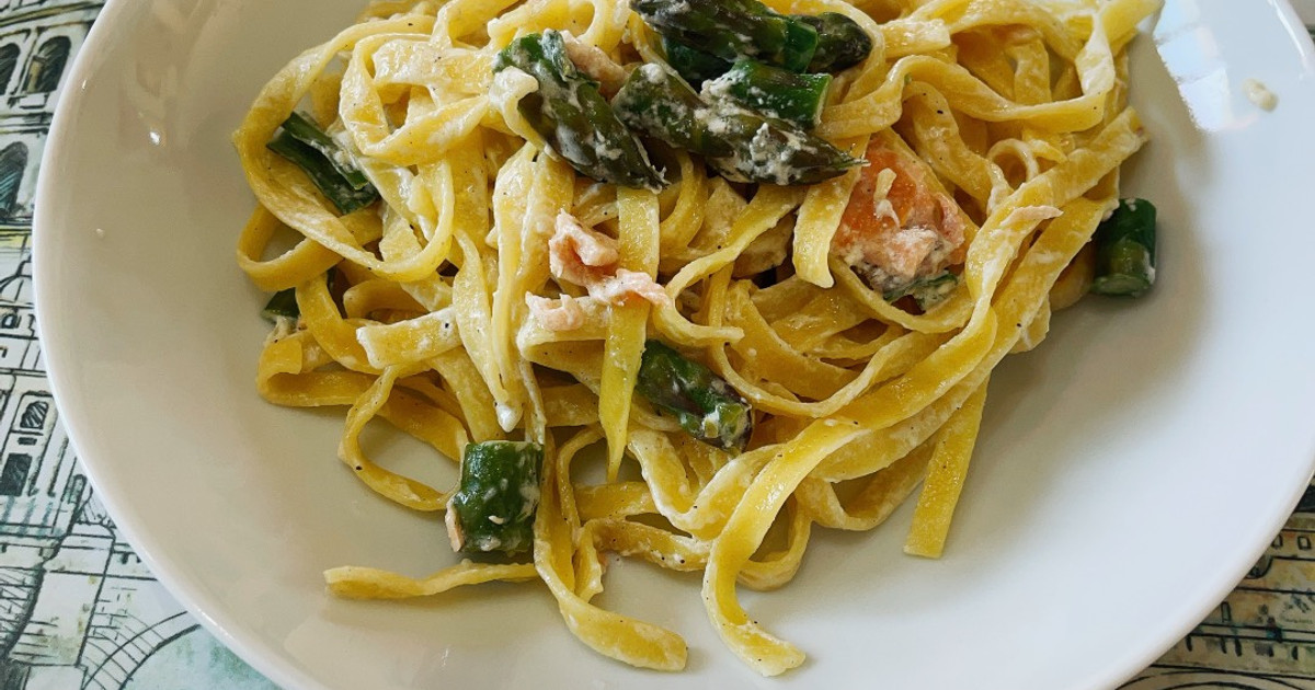 Κρεμώδεις ταλιατέλες με καπνιστό σολομό και σπαράγγια Συνταγή από τον ...