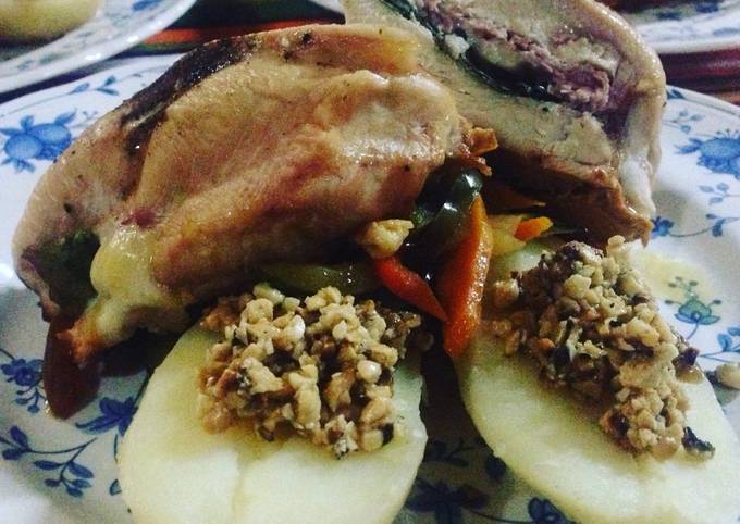 Pechuga de pollo rellena con papas al maní y salteado de verduras ...