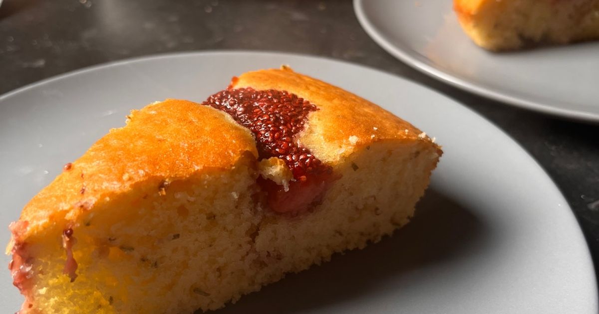 Rosemary Strawberry Sponge Cake Recipe by Francesco - Cookpad