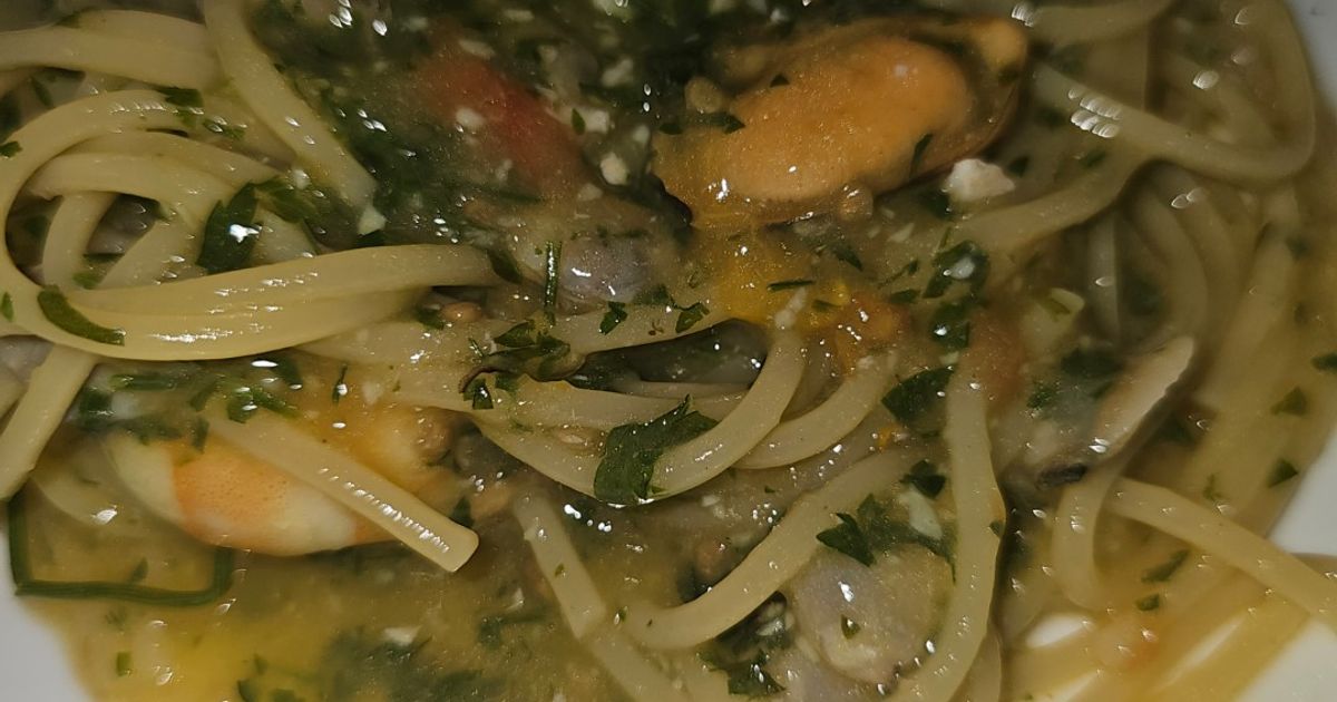 Spaghetti En Salsa Verde Y Frutos Del Mar Receta de Antonio-José- Cookpad