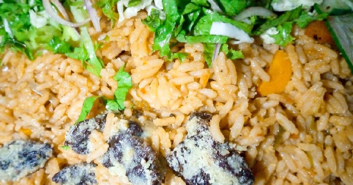 Native Jollof rice with salad Recipe by 2 hearts ️ cuisine - Cookpad