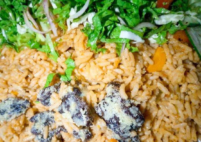 Native Jollof rice with salad Recipe by 2 hearts ️ cuisine - Cookpad