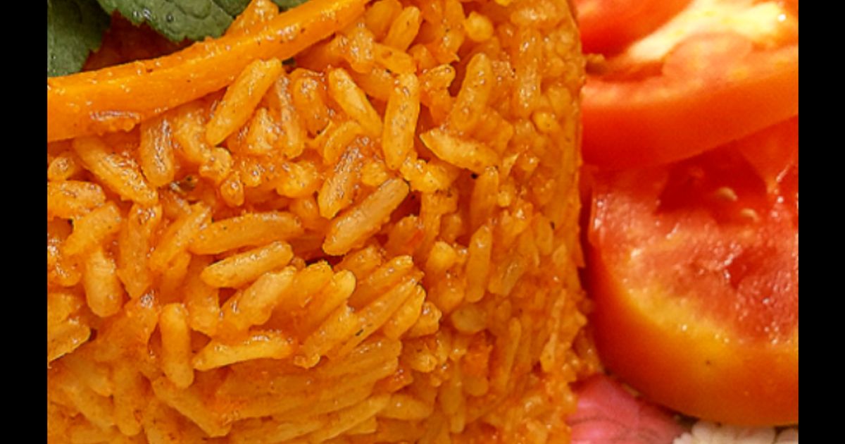 Smokey Nigerian Jollof Rice girki daga Khayrat's Kitchen& Cakes - Cookpad