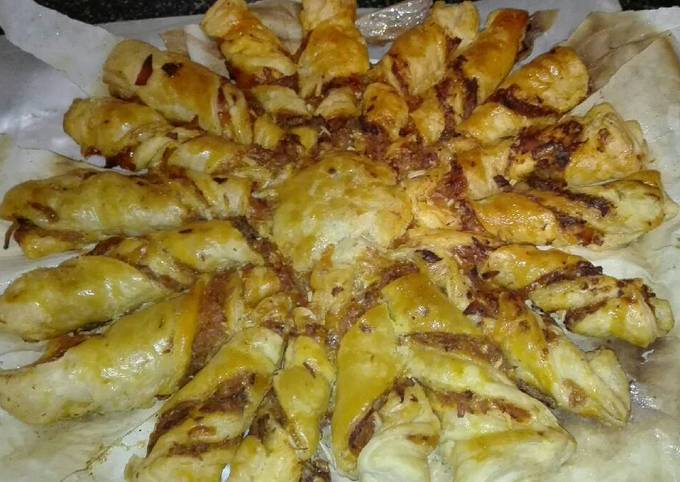 Flor De Hojaldre Con Relleno De Jamón York Beicon Ventresca Y 4