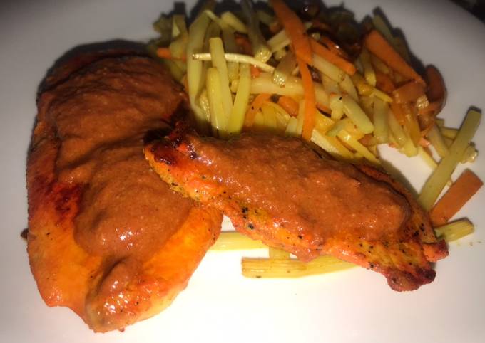 Pollo al azafrán, con salsa de pimiento rojo y bambú salteado Receta de ...