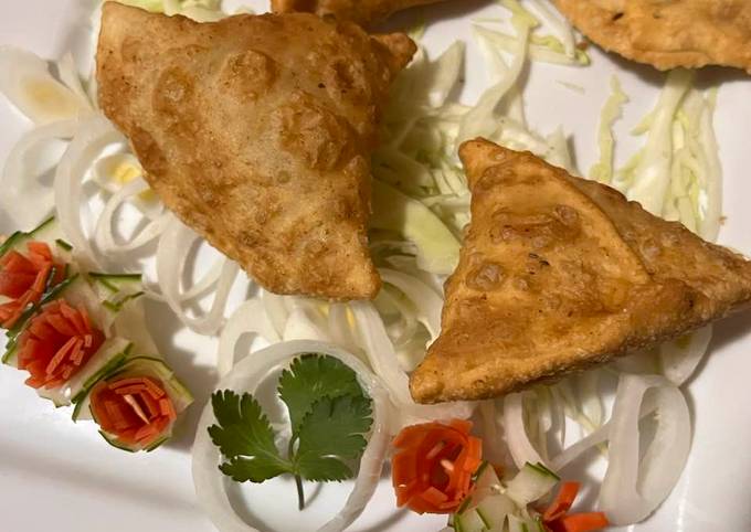 Aloo samosas Recipe by Sarvat Hanif - Cookpad
