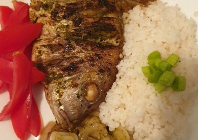 Pescado a la varilla con cebolla marinada y arroz Receta de AMY Con Sus ...