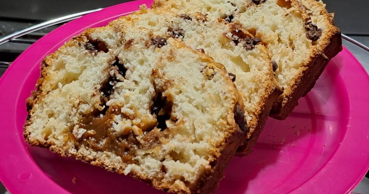 Budín de coco relleno con dulce de leche y chips Receta de ...