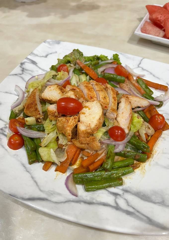 Resep Salad Sayur Dada Ayam Grill oleh Dev_Guritno - Cookpad