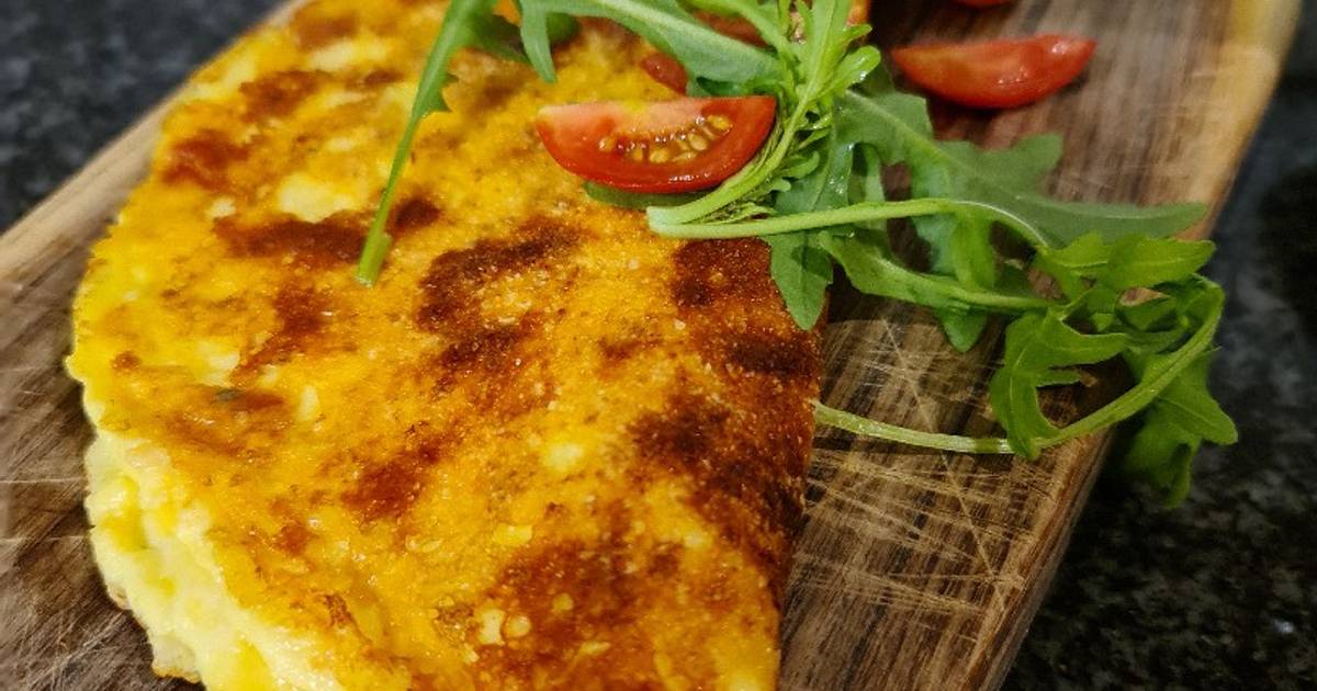 Cheesy omelette Recipe by Shandré Candiotes - Cookpad