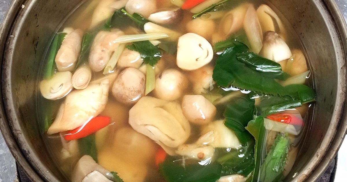 Clear Tom Yum Soup With Straw Mushrooms (Vegetarian) Recipe By Wanlaya ...