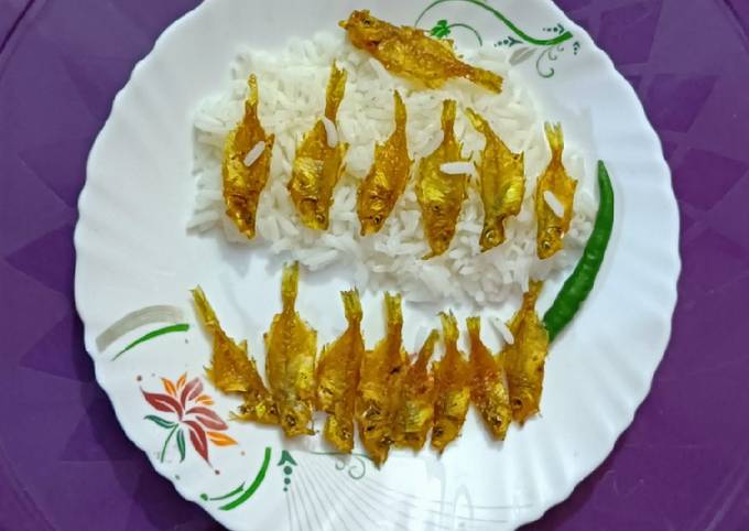 SHYAMALI MUKHERJEE বানিয়েছেন ছোট মাছ ভাজা (Choto mach bhaja recipe in ...