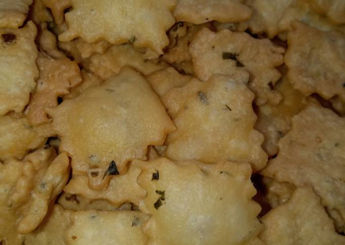 Resep Ladran / Kue Bawang Seledri oleh Anita Hidayati - Cookpad