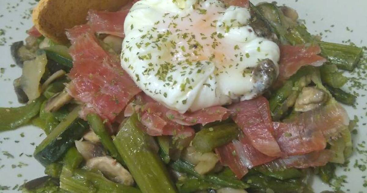 Revuelto de verduras y huevo escalfado Receta de Hector B- Cookpad