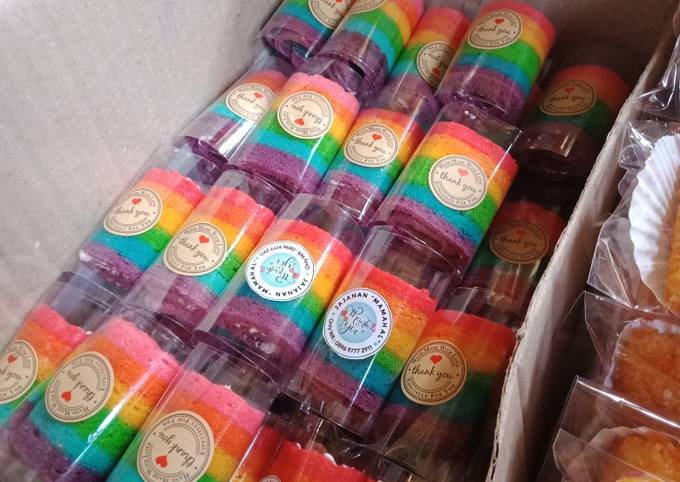Resep Rainbow roll cake (ide bakulan) oleh Mamah AL - Cookpad