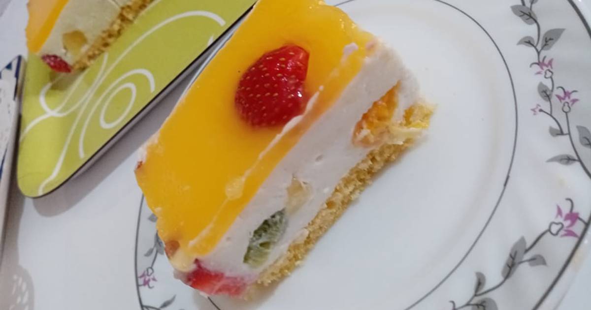 Cheesecake cu blat din pandișpan, fructe de anotimp și fanta, rețetă de ...