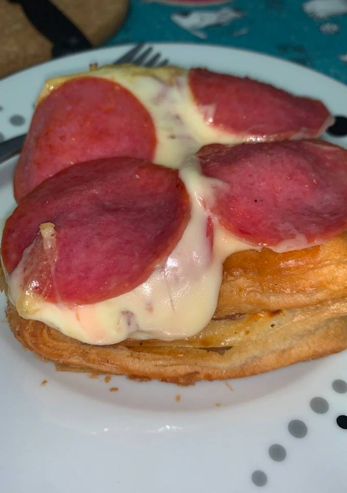 Folhado misto com cobertura de queijo e salame Receita por Gustavo ...