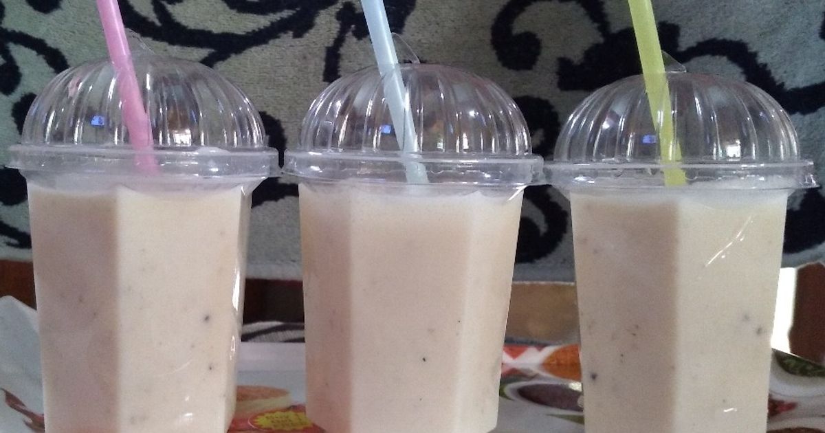 Archana Nath দ্বারা টক দই ও কলা দিয়ে লস্যি (Tok Doi O Kola Diye Lassi ...