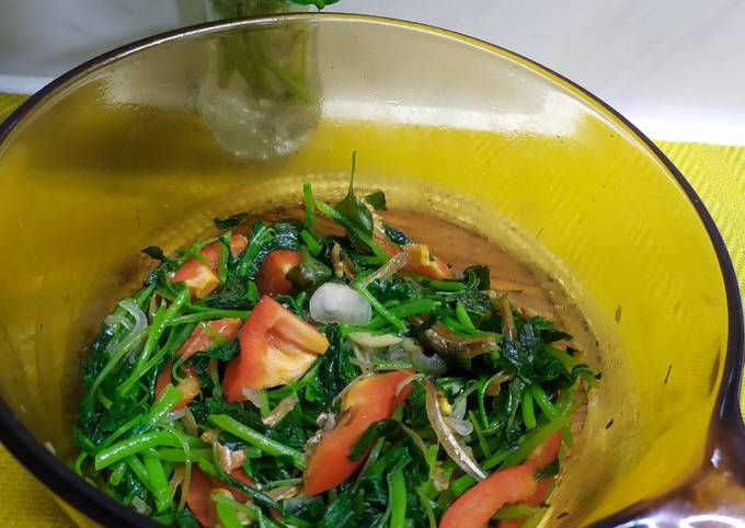 Resipi Bayam goreng ikan bilis oleh Ani Delighted - Cookpad