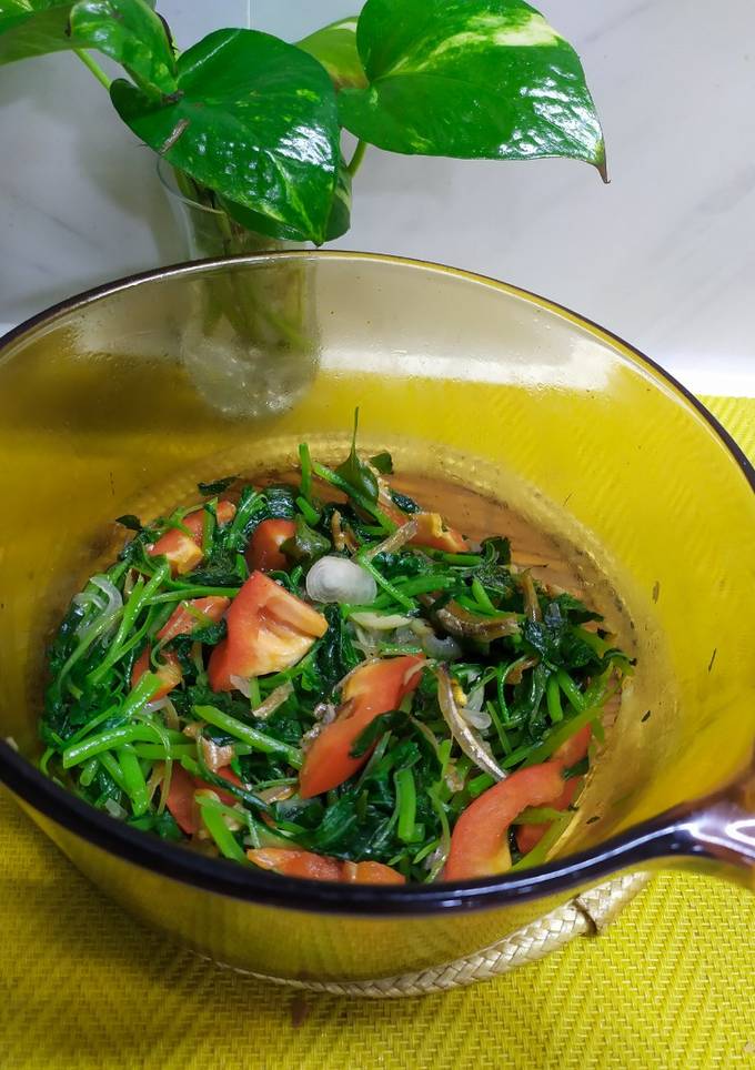 Resipi Bayam goreng ikan bilis oleh Ani Delighted - Cookpad