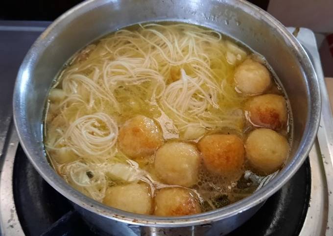 Resipi Sup fishball bersama mee suah oleh Izzrifaa' - Cookpad