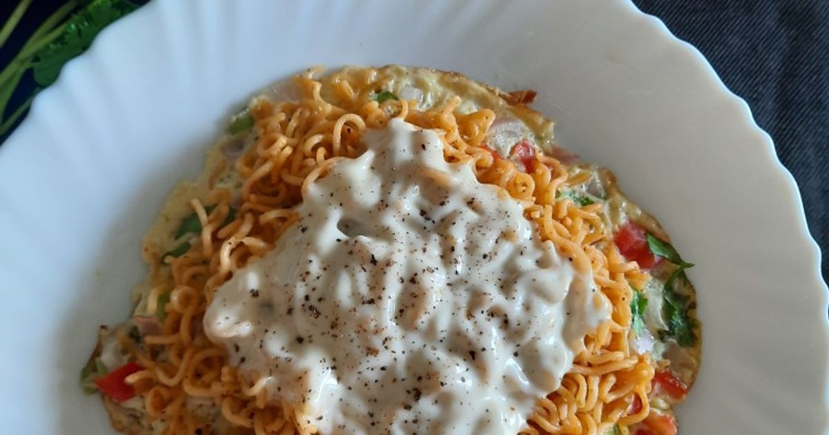Cheesy Omelet Maggi Recipe by Lipika Das - Cookpad