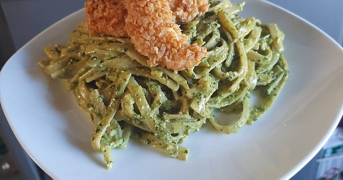 Tallarines con pesto y pollo crocante Receta de Cony Constanza- Cookpad