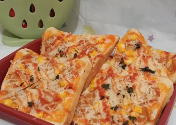 Resep Pizza roti simple oleh Mugie - Cookpad