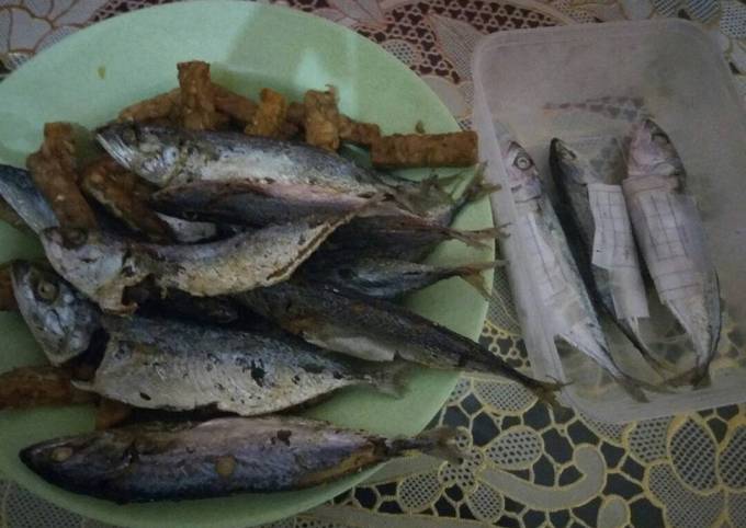 Resep Resep membuat Ikan Gembung Rebus oleh Dewi Denovan - Cookpad