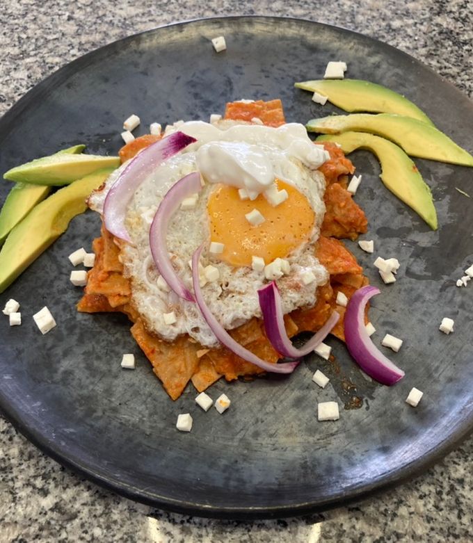 Chilaquiles Rojos Con Huevo Revuelto