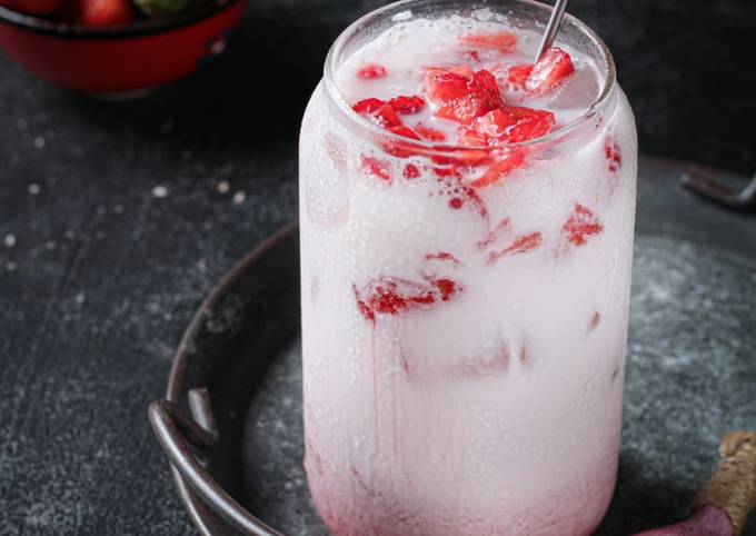 Resep Susu saus strawberry oleh cutzamania - Cookpad