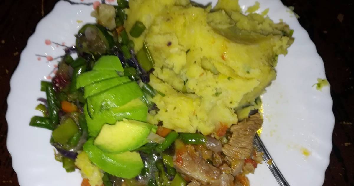 Maizeless mukimo served with goat meat n veges Recipe by Mariekami ...