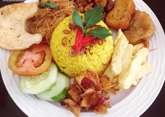 Resep Nasi kuning magic com anti ribet pulen wangi gurih oleh Nindita - Cookpad