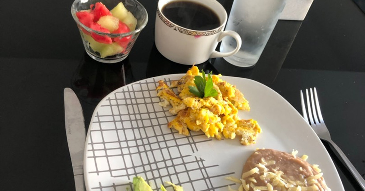 Huevo Revuelto Con Frijoles Refritos Y Adornos Frescos Receta de Sandra ...